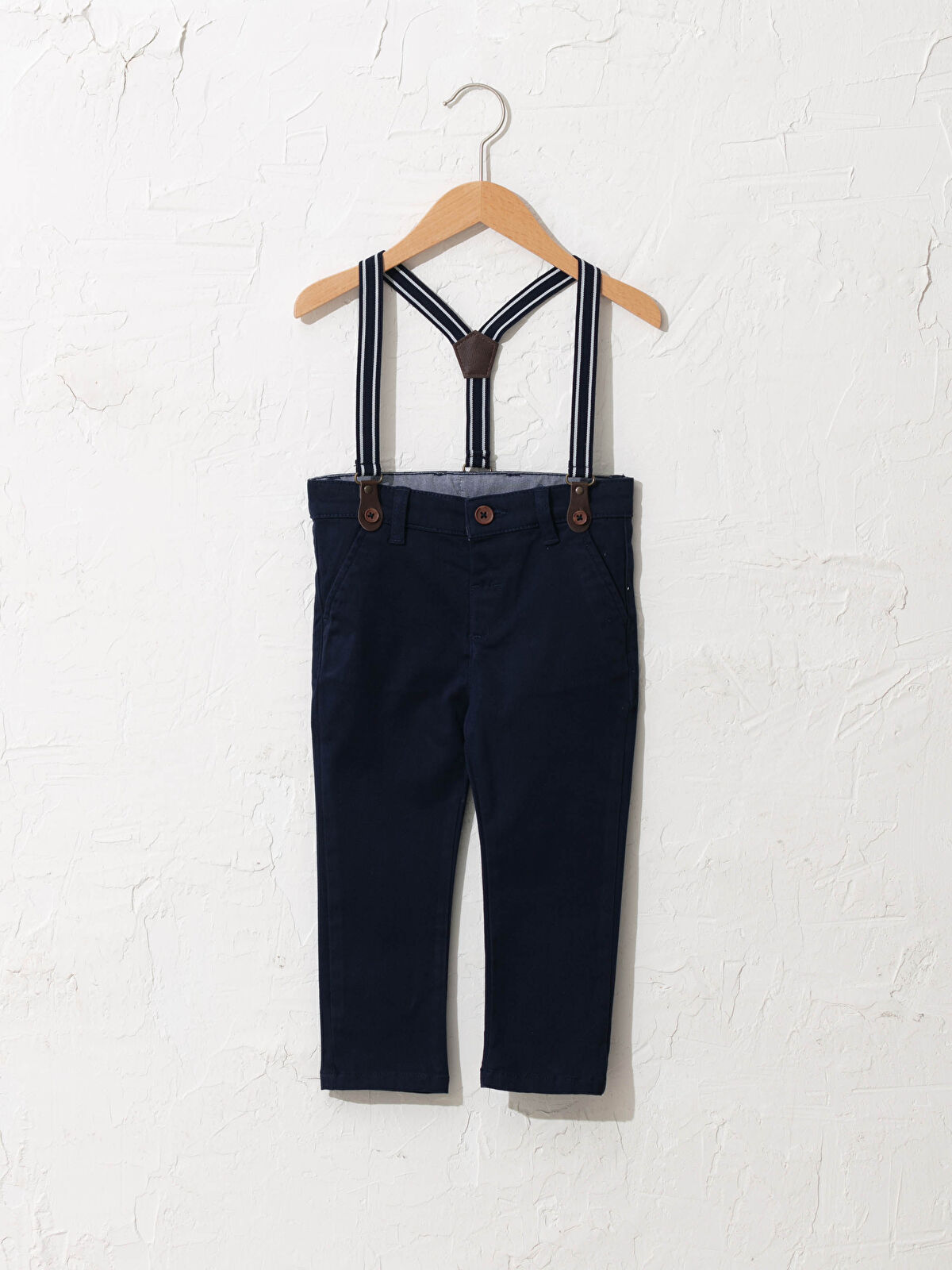 Erkek Bebek Pantolon Ve Pantolon Askısı