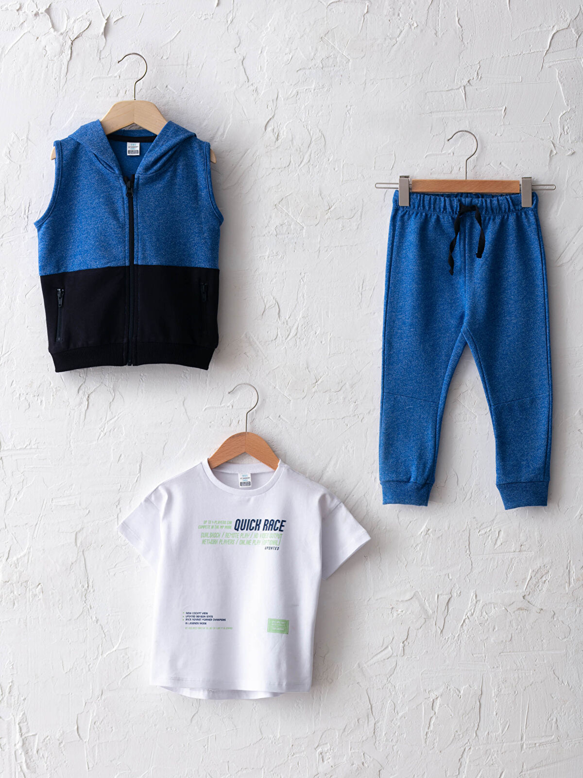 Erkek Bebek Kapüşonlu Fermuarlı Yelek Yazı Baskılı Tişört ve Jogger Pantolon 3'lü Takım Erkek Bebek Kapüşonlu Fermuarlı Yelek Yazı Baskılı Tişört ve Jogger Pantolon 3'lü Takım