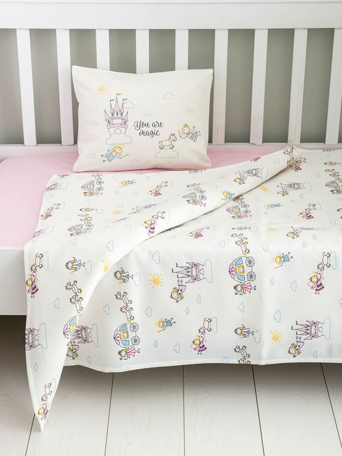 Baskılı Kız Bebek Pike Takımı