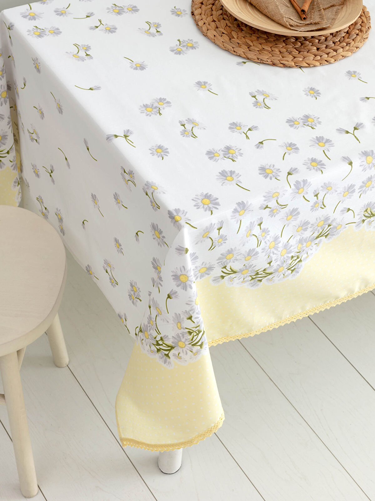 Çiçek Baskılı Dantel Detaylı Masa Örtüsü 150x220 Cm