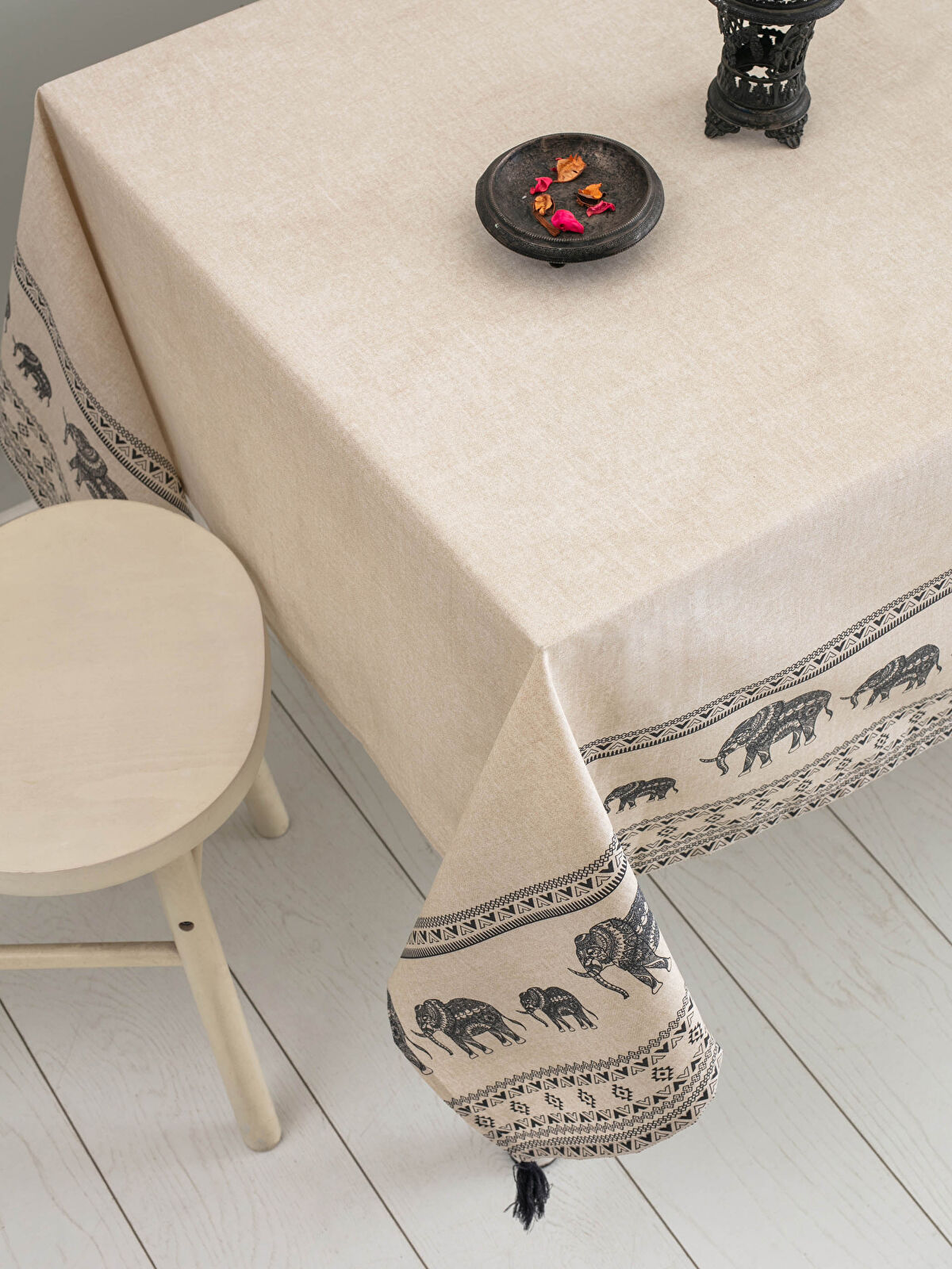 Desenli Masa Örtüsü 150x200 Cm