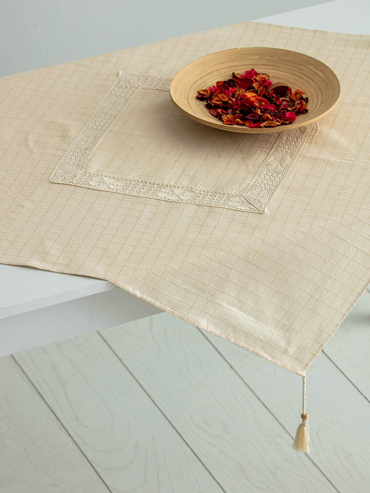 Püsküllü Dantel Detaylı Masa Örtüsü 90x90 Cm
