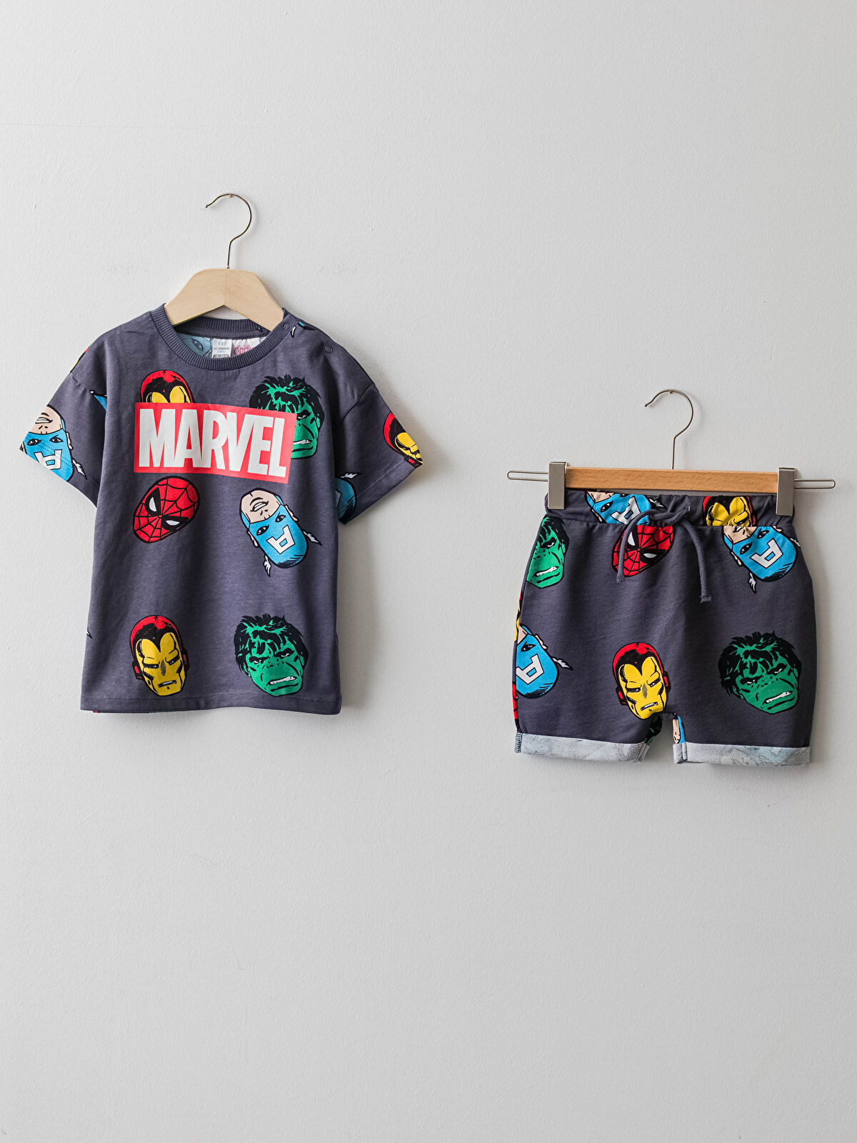 Bisiklet Yaka Kısa Kollu Avengers Baskılı Pamuklu Erkek Bebek Tişört ve Şort 2'li Takım