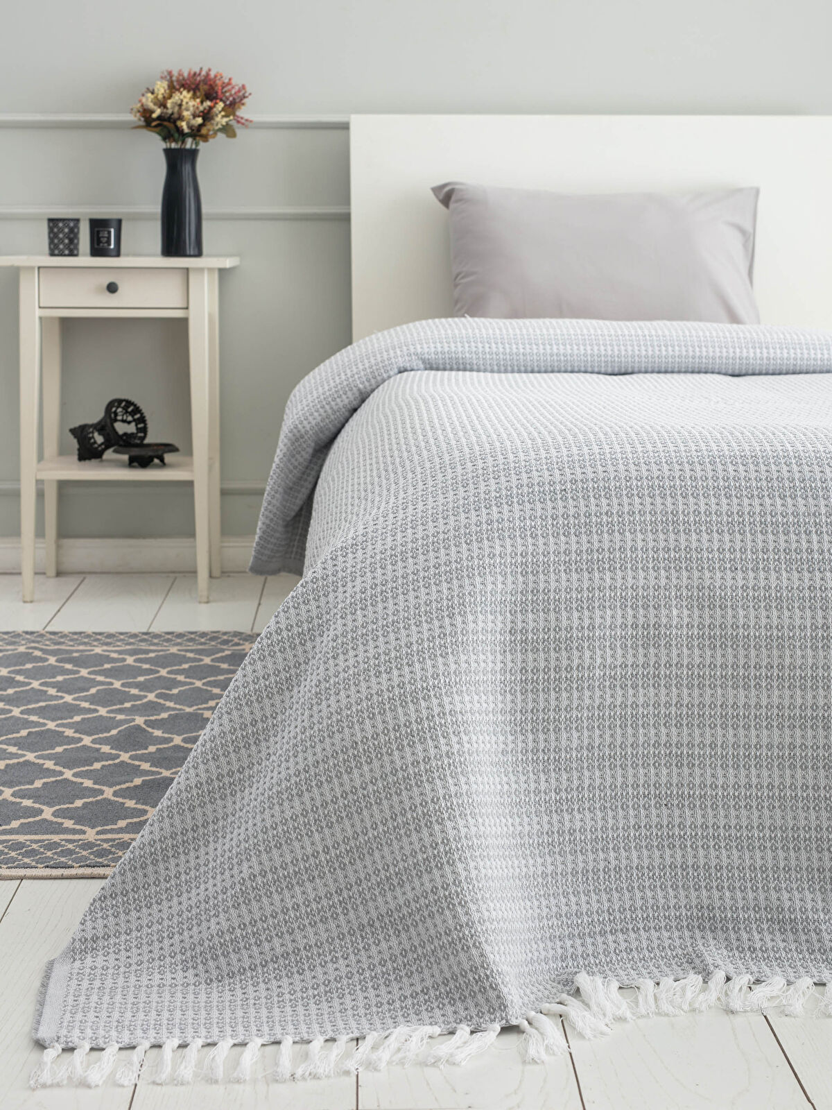 Tek Kişilik Kendinden Desenli Püsküllü Yatak Örtüsü 160x230 Cm