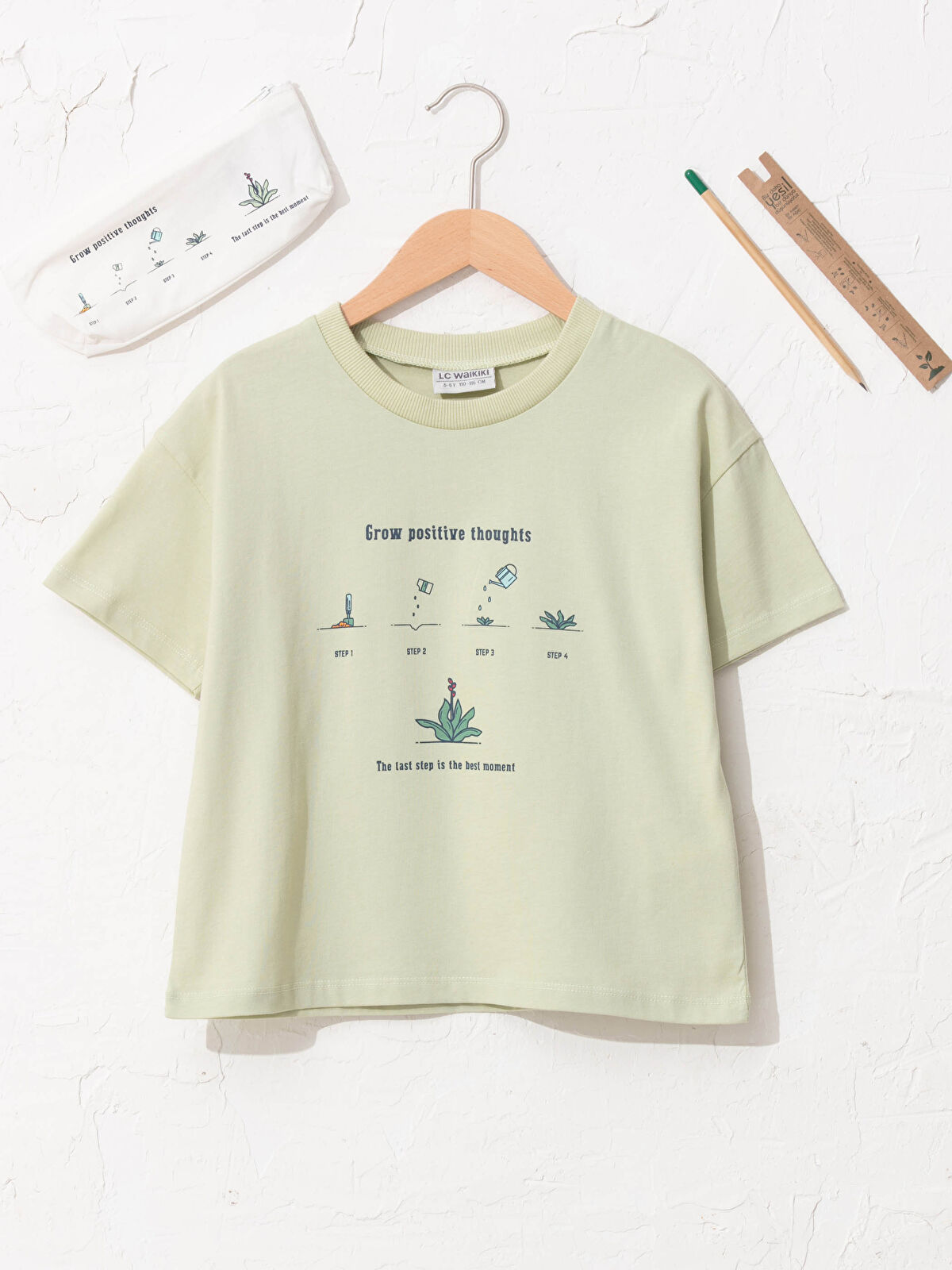 Bisiklet Yaka Baskılı Kısa Kollu Kız Çocuk Tişört Kalem ve Kalemlik 3'lü Takım Bisiklet Yaka Baskılı Kısa Kollu Kız Çocuk Tişört Kalem ve Kalemlik 3'lü Takım