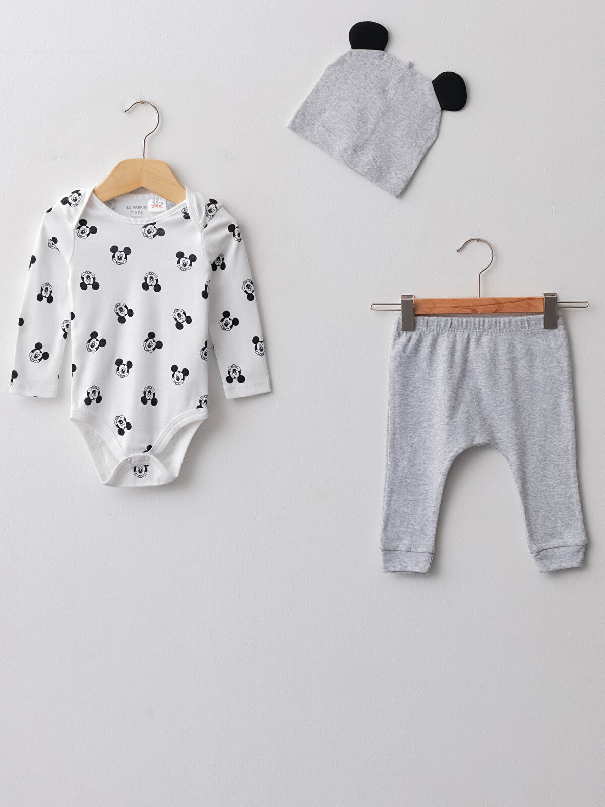Bisiklet Yaka Uzun Kollu Mickey Mouse Baskılı Erkek Bebek Çıtçıtlı Body Pantolon ve Bere 3'lü Takım Bisiklet Yaka Uzun Kollu Mickey Mouse Baskılı Erkek Bebek Çıtçıtlı Body Pantolon ve Bere 3'lü Takım