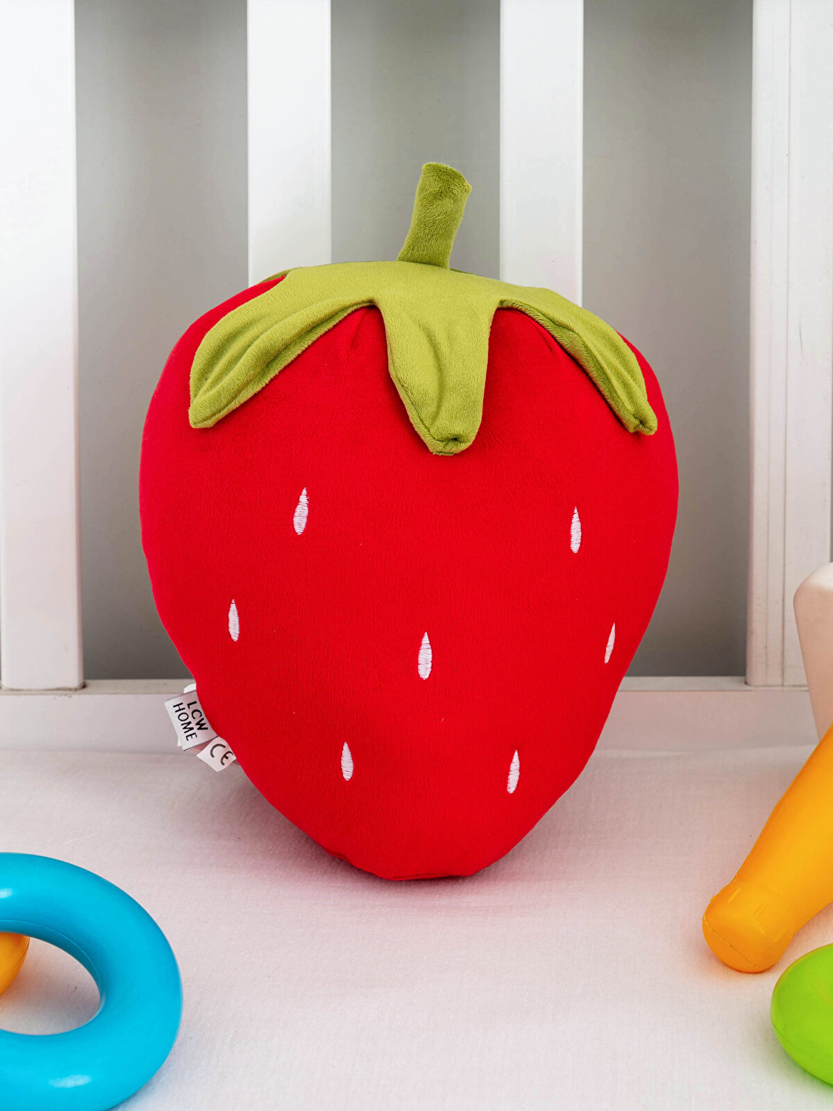 Çilek Desenli Dolgulu Pelüş Bebek Kırlent