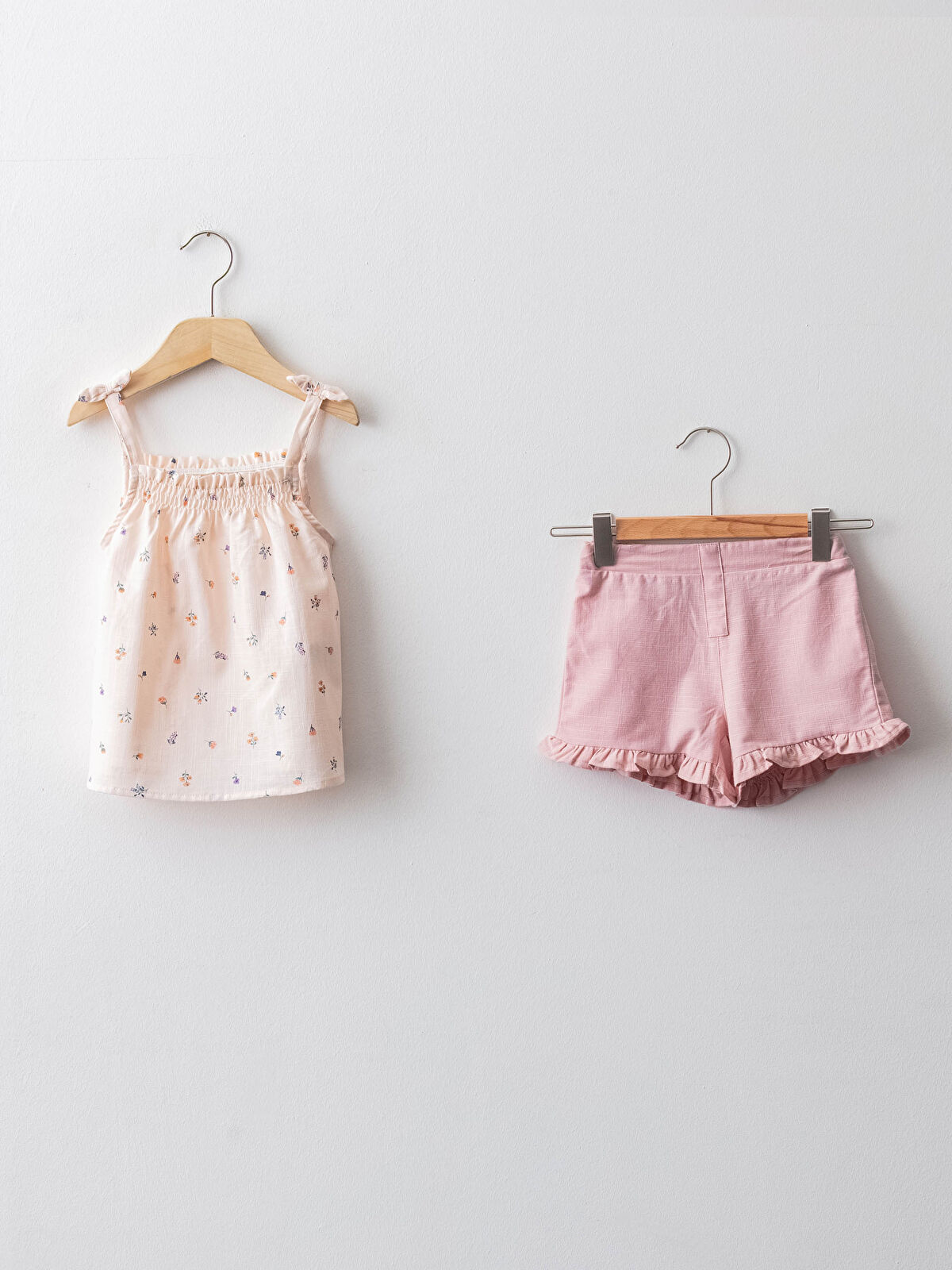 Kare Yaka Askılı Desenli Kız Bebek Bluz ve Şort 2'li Takım