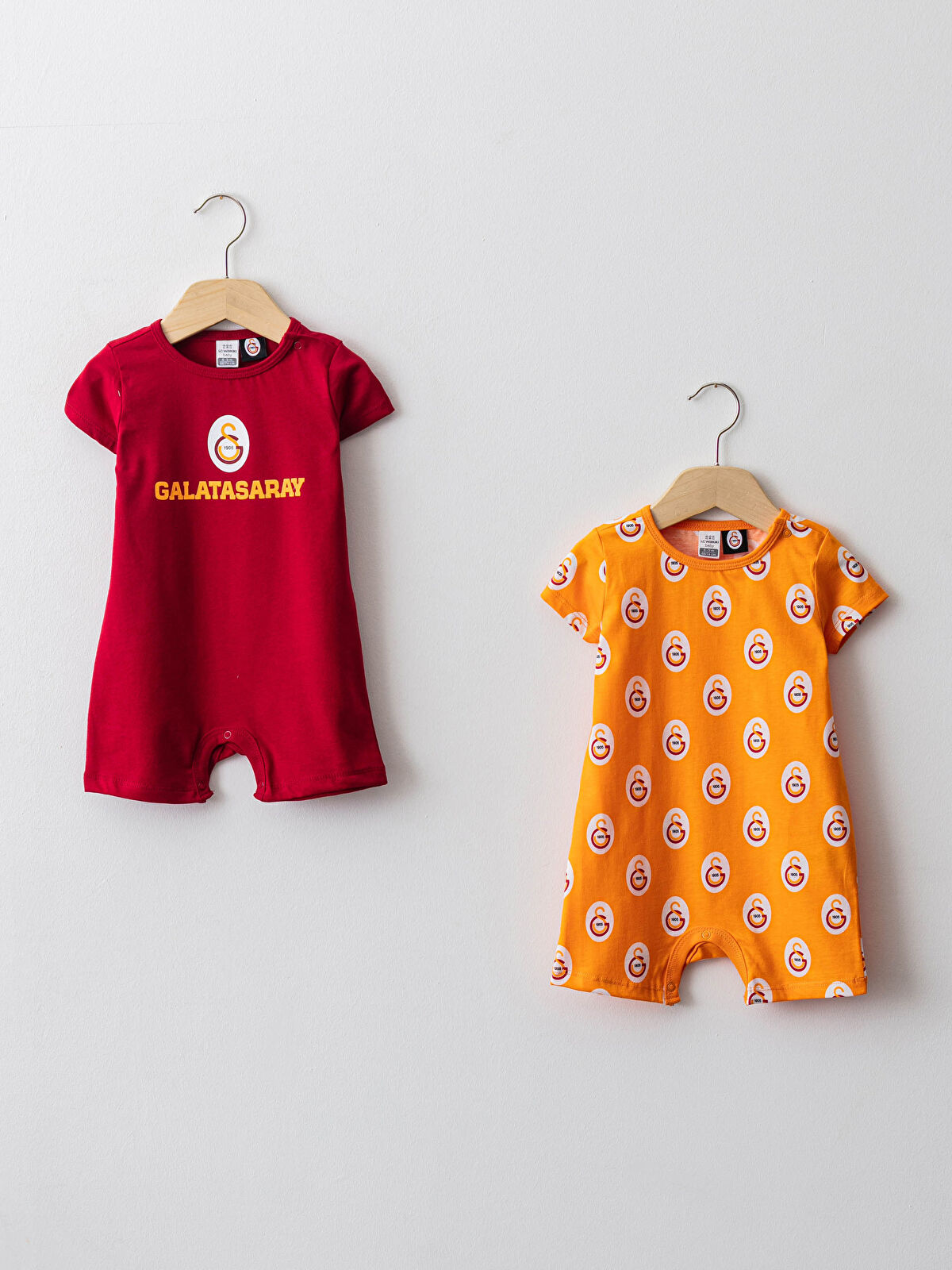 Bisiklet Yaka Kısa Kollu Galatasaray Baskılı Pamuklu Unisex Bebek Taraftar Tulum 2'li Bisiklet Yaka Kısa Kollu Galatasaray Baskılı Pamuklu Unisex Bebek Taraftar Tulum 2'li