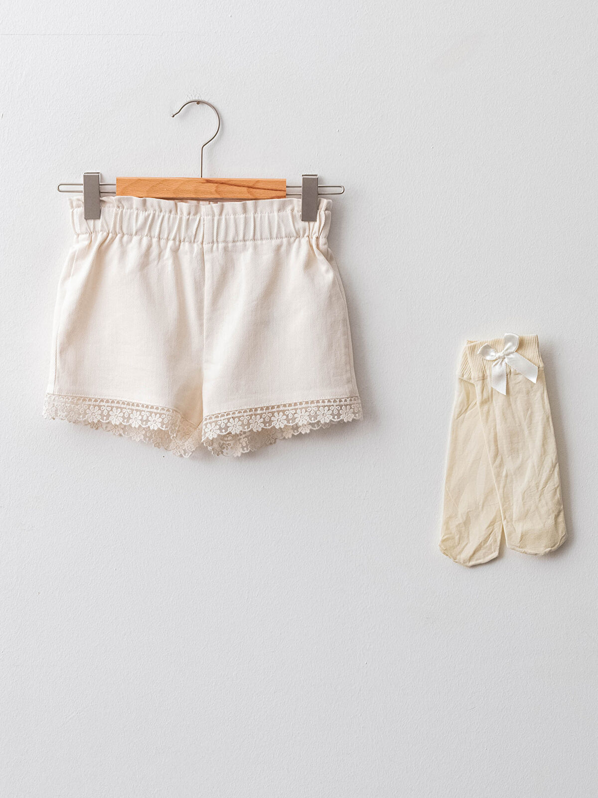 Beli Lastikli Kız Bebek Şort ve Dizaltı Çorap 2'li Takım