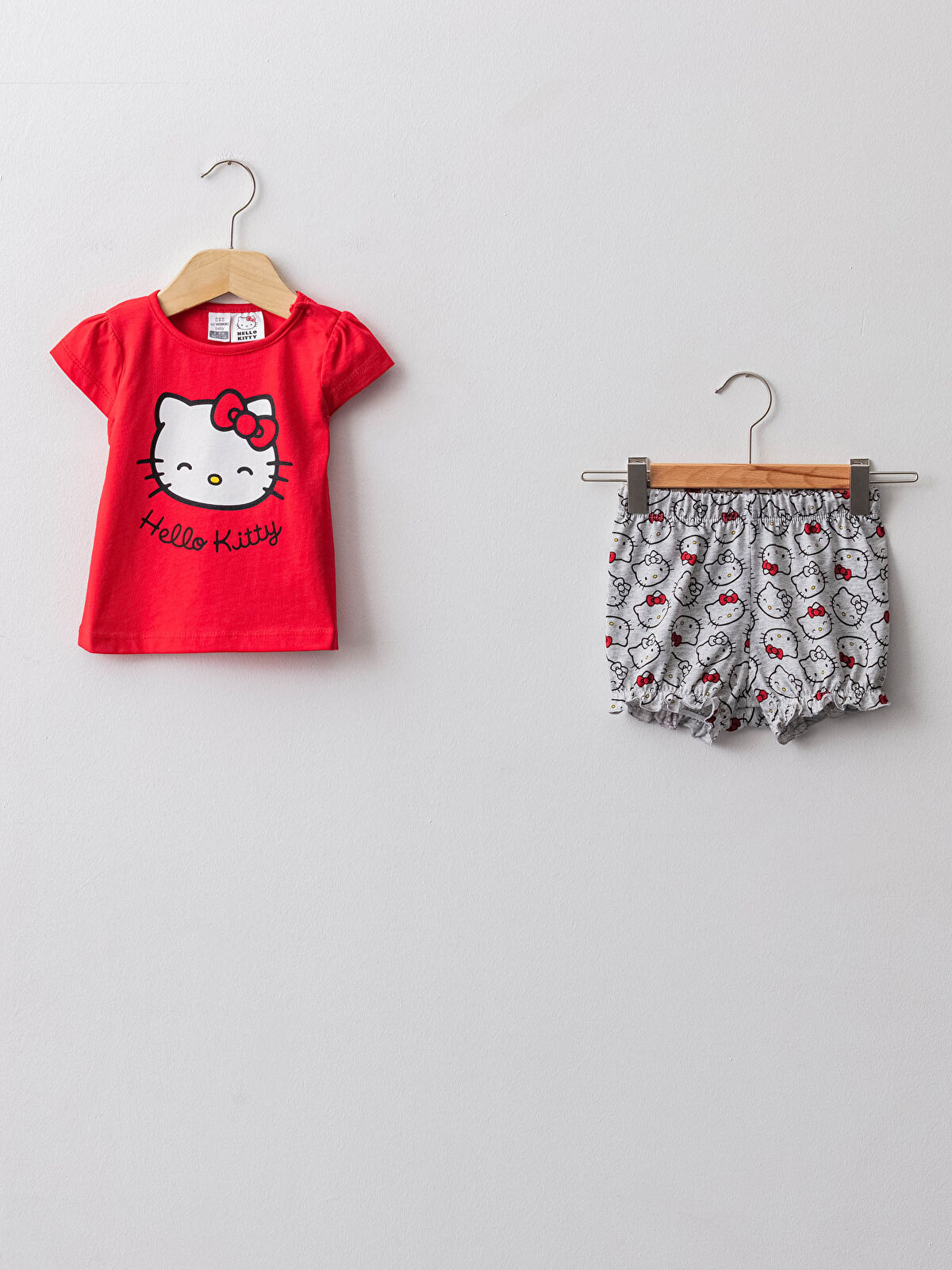 Bisiklet Yaka Kısa Kollu Hello Kitty Baskılı Kız Bebek Pijama Takımı Bisiklet Yaka Kısa Kollu Hello Kitty Baskılı Kız Bebek Pijama Takımı