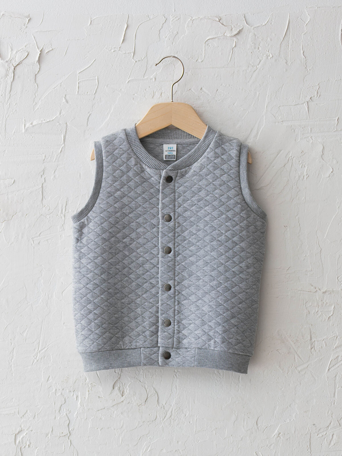 V Yaka Kapitone Desenli Erkek Bebek Yelek