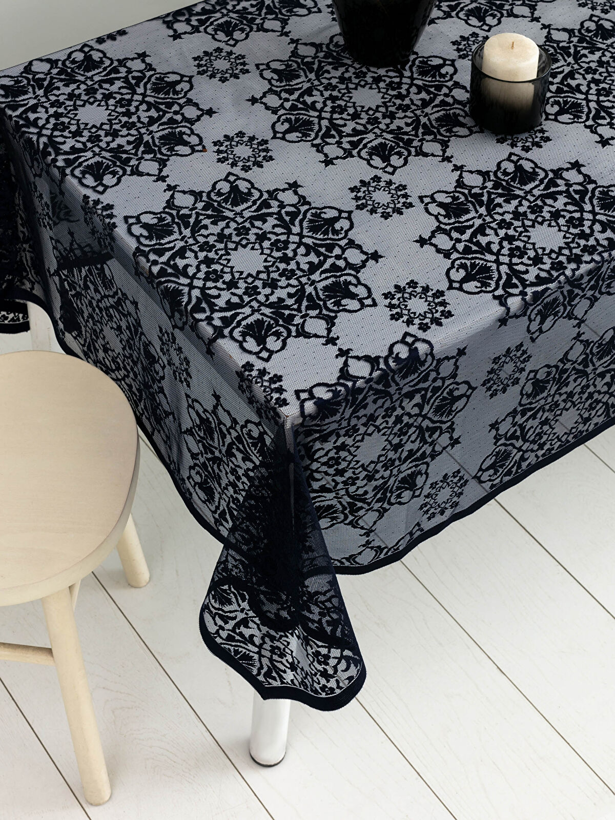 Kendinden Desenli Masa Örtüsü 150x220 Cm