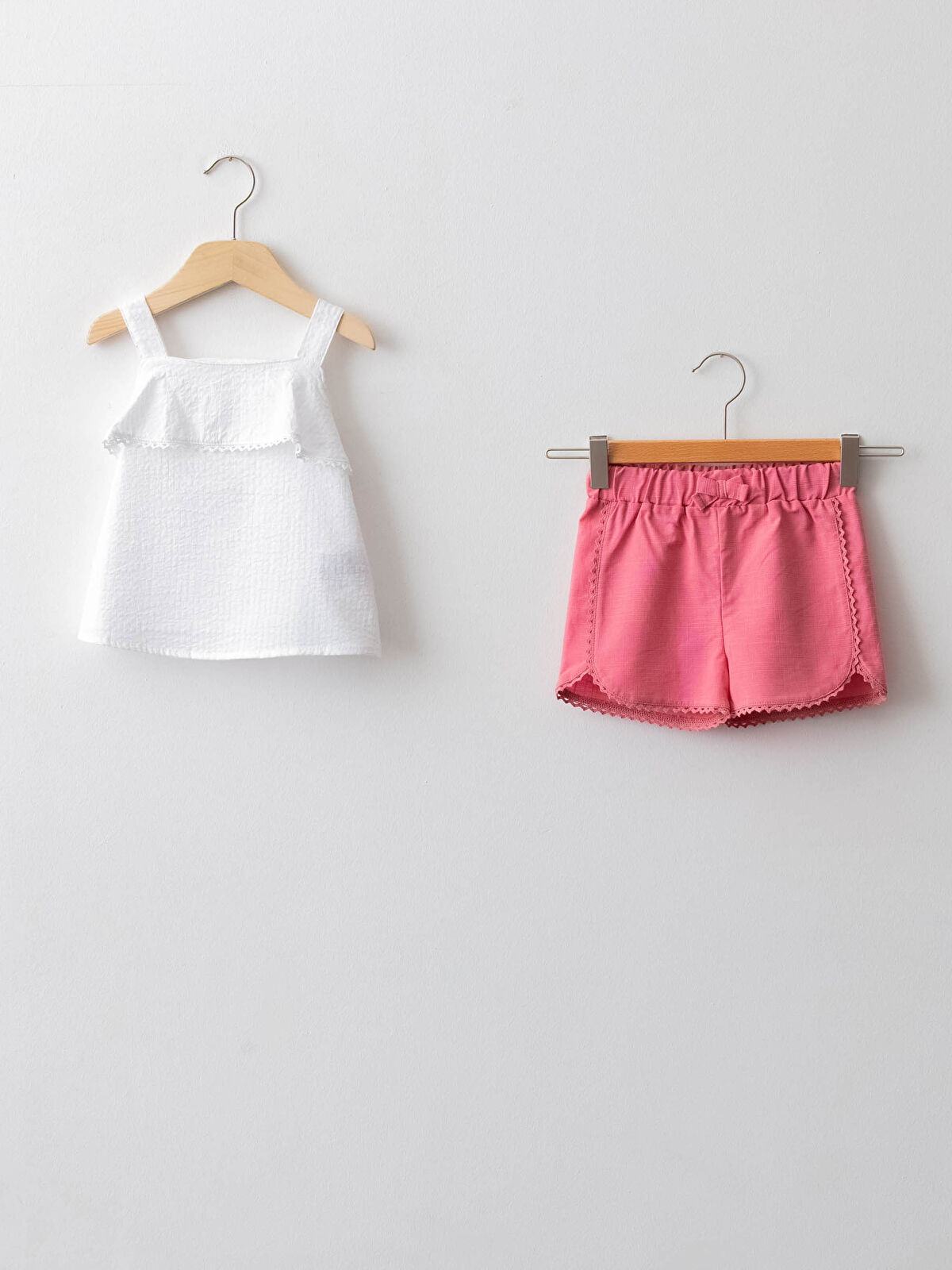 Kare Yaka Askılı Pamuklu Kız Bebek Bluz ve Şort 2'li Takım