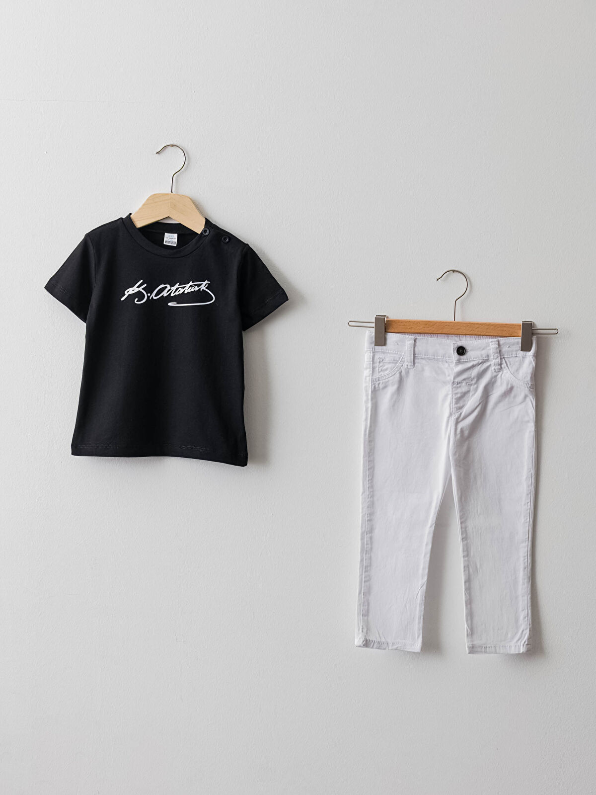 Bisiklet Yaka Kısa Kollu Atatürk İmza Baskılı Erkek Bebek Tişört ve Pantolon 2'li Takım