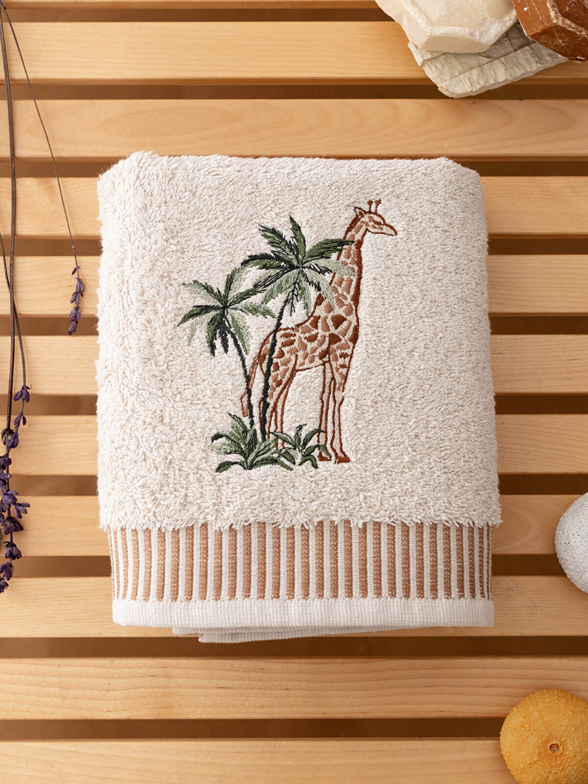 Nakış Detaylı Jakarlı Yüz Havlusu 50x80 Cm Nakış Detaylı Jakarlı Yüz Havlusu 50x80 Cm