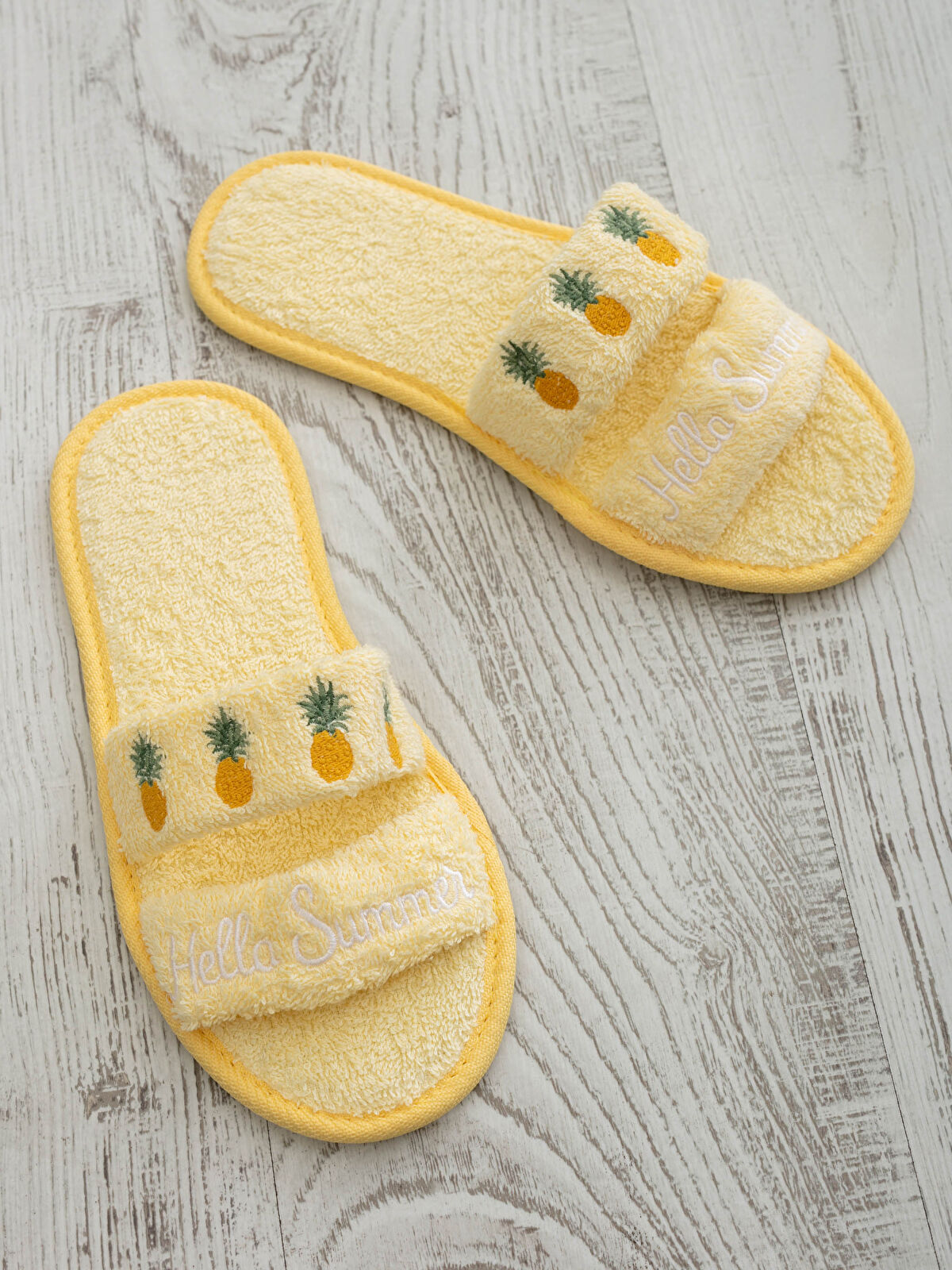 Nakış Detaylı Tek Bantlı Kadın Ev Terliği