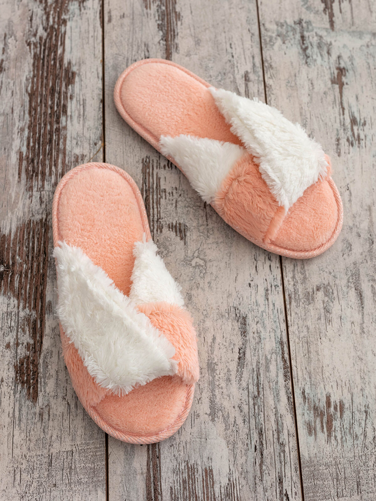 Tek Bantlı Pelüş Kadın Ev Terliği