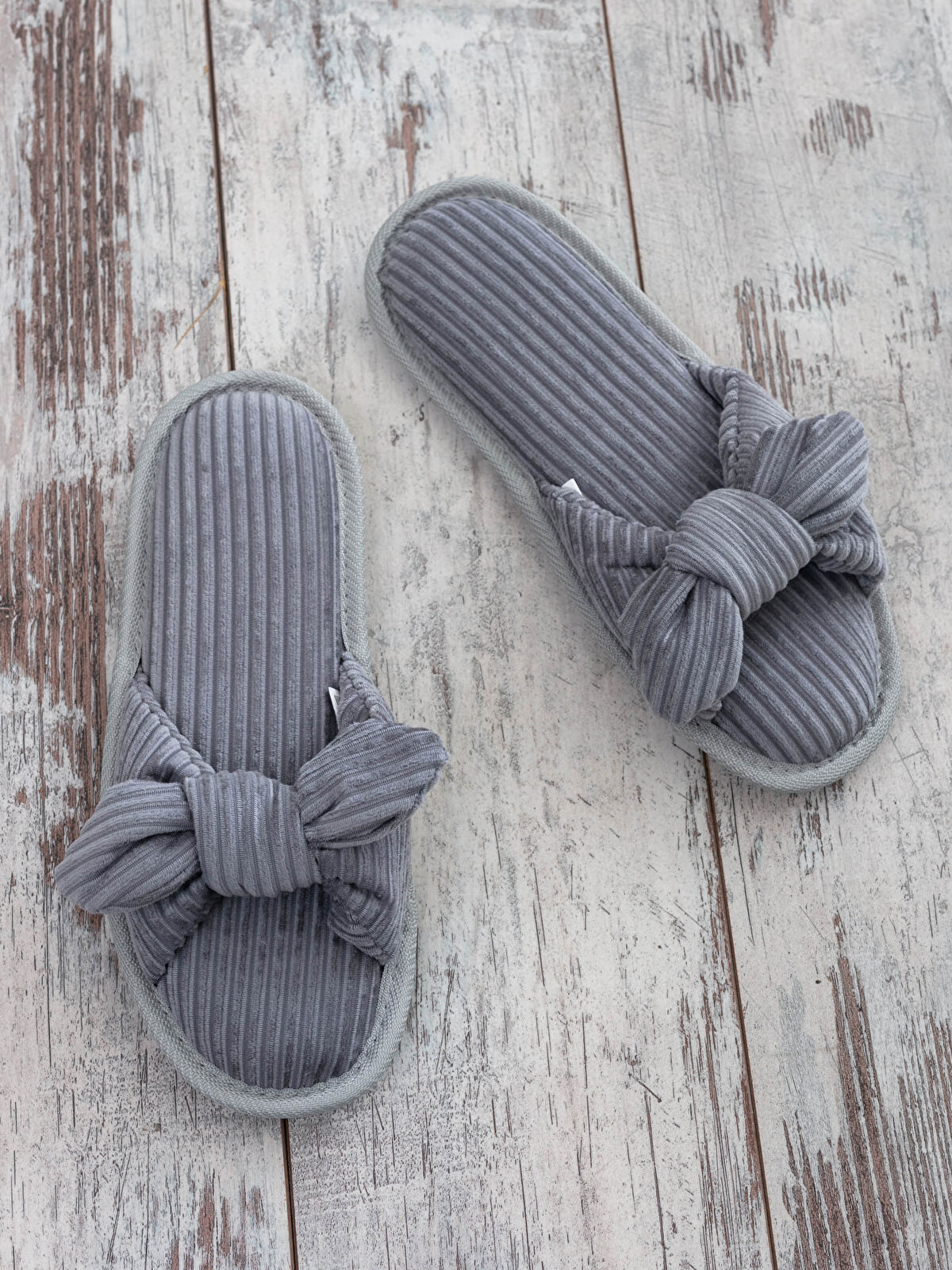 Tek Bantlı Kadife Kadın Ev Terliği