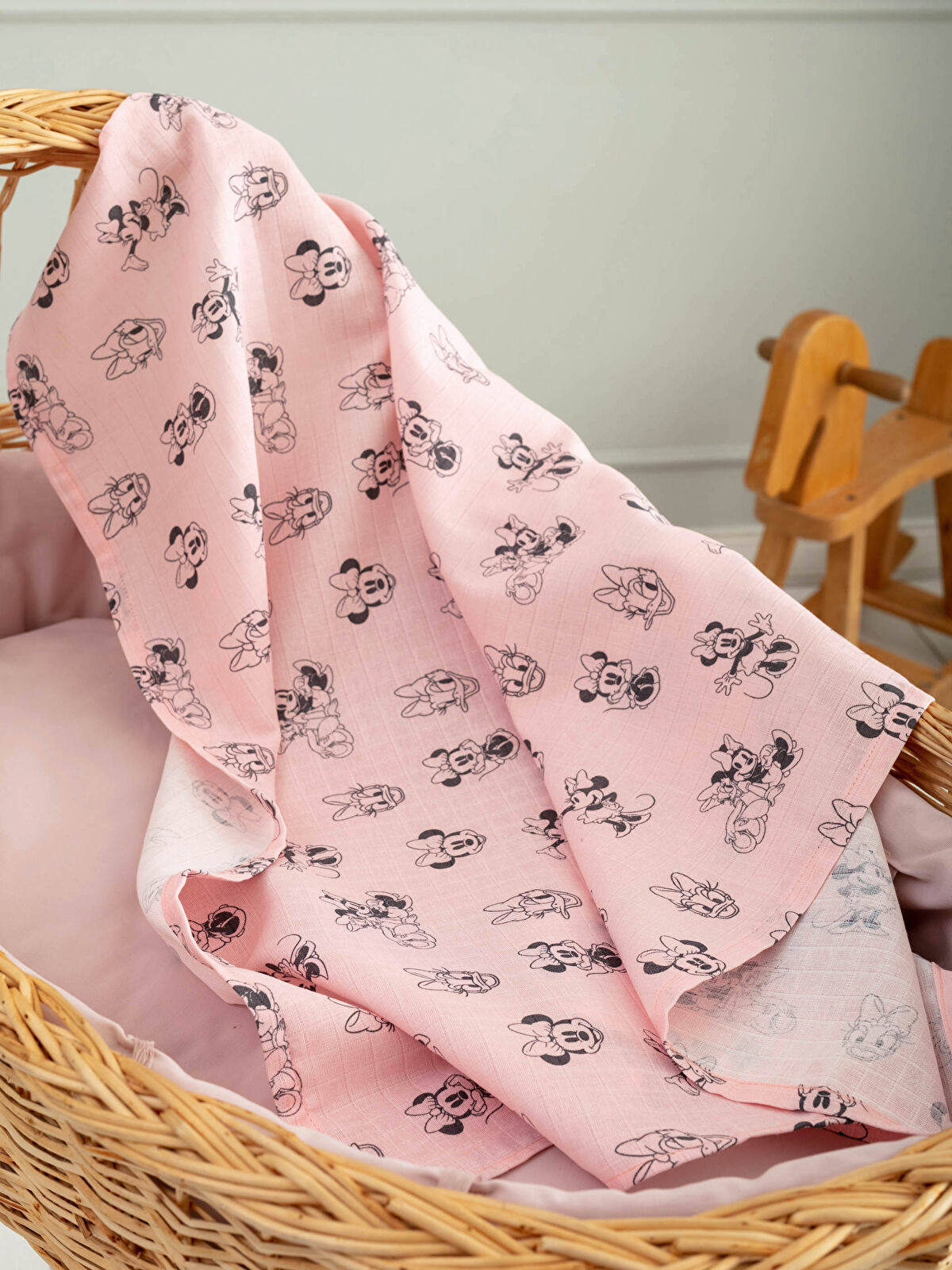 Minnie Mouse Lisanslı Kız Bebek Battaniye 85x85 Cm Minnie Mouse Lisanslı Kız Bebek Battaniye 85x85 Cm
