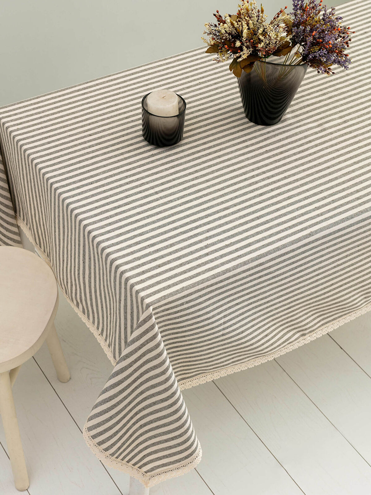 Çizgi Desenli Dantel Detaylı Masa Örtüsü 150x200 Cm