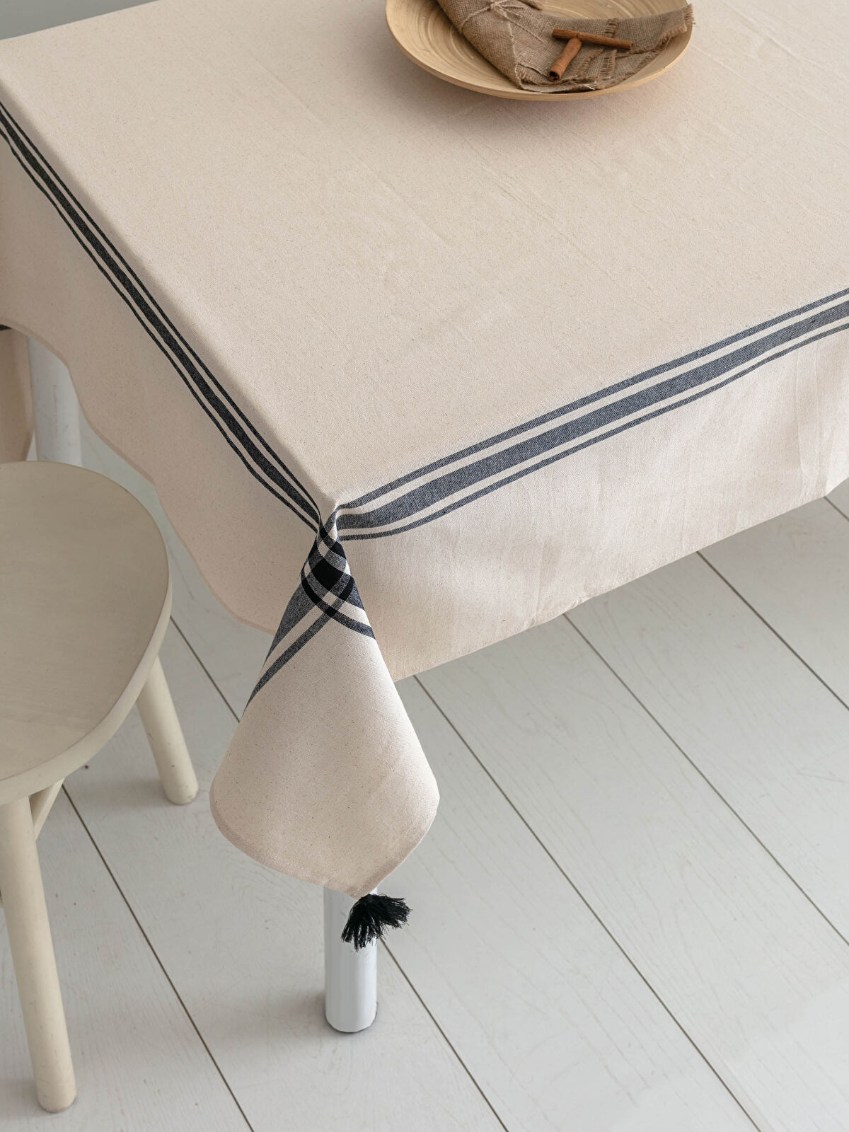 Kendinden Desenli Masa Örtüsü 150x200 Cm