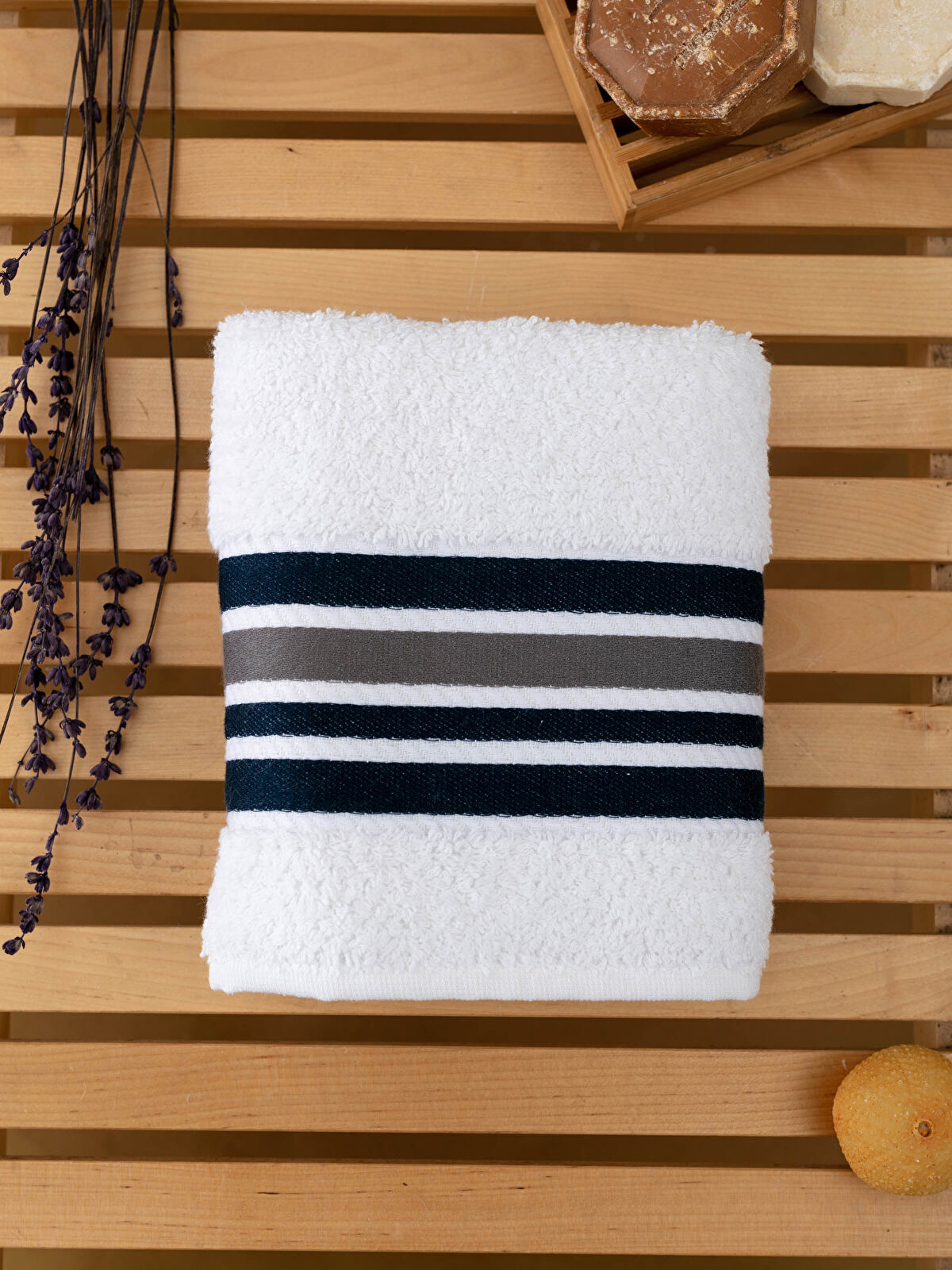 Çizgili Jakar Detaylı Yüz Havlusu 50x80 Cm