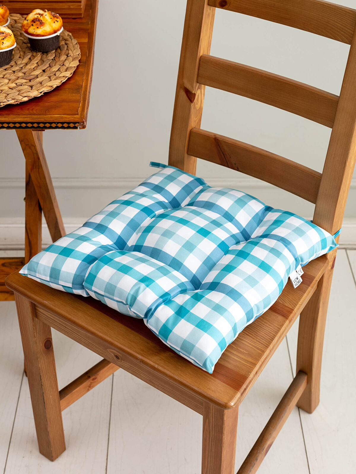 Ekose Detaylı Bağcıklı Sandalye Minderi 40x40 Cm Ekose Detaylı Bağcıklı Sandalye Minderi 40x40 Cm