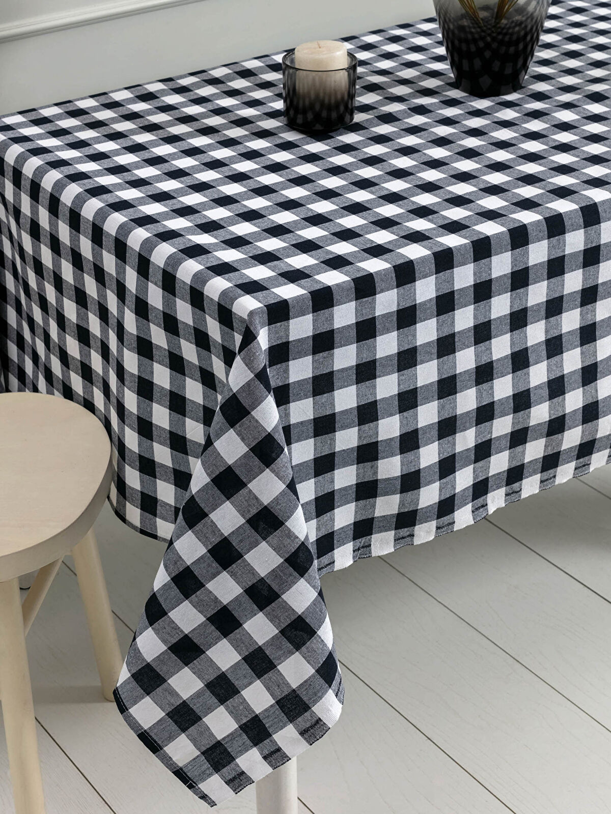 Ekose Desenli Masa Örtüsü