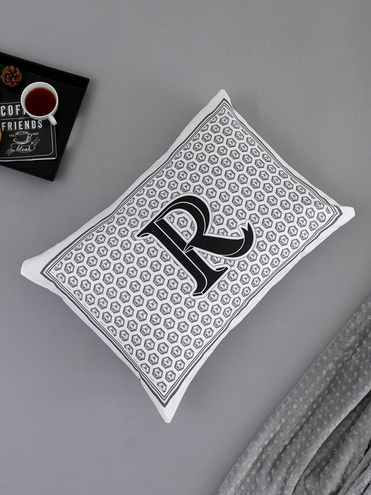 R Harfi Baskılı Yastık Kılıfı 50x70 Cm