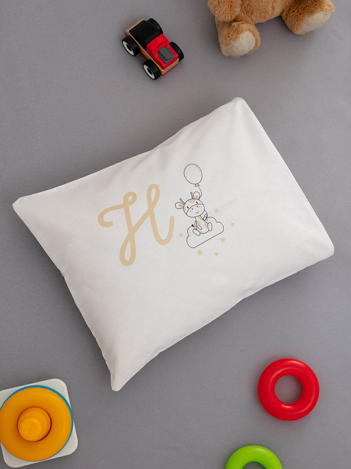 H Harfi Baskılı Bebek Yastık Kılıfı 35x45 Cm H Harfi Baskılı Bebek Yastık Kılıfı 35x45 Cm