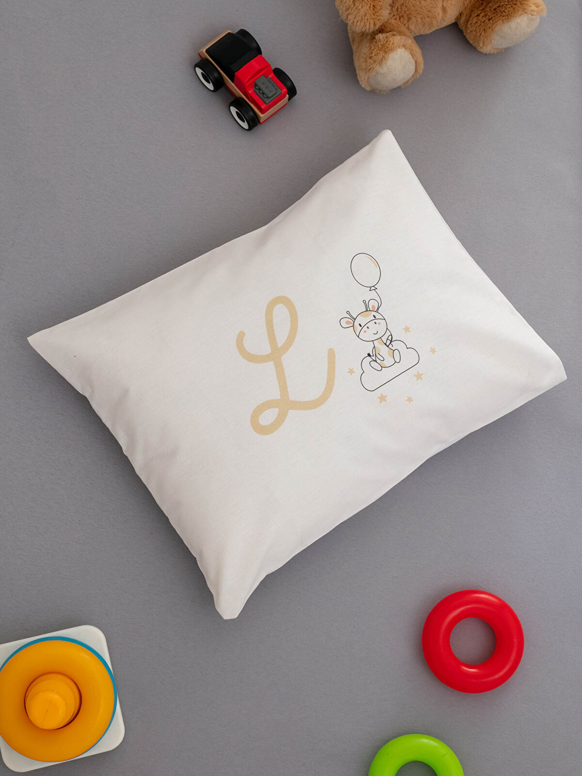 L Harfi Baskılı Bebek Yastık Kılıfı 35x45 Cm L Harfi Baskılı Bebek Yastık Kılıfı 35x45 Cm