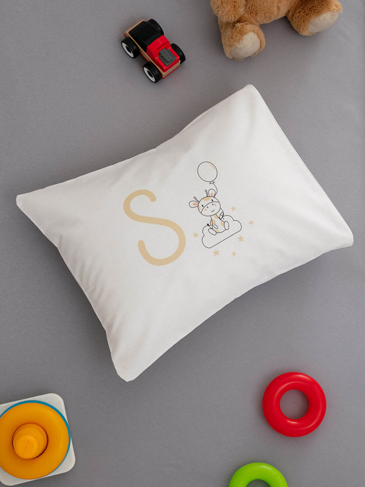 S Harfi Baskılı Bebek Yastık Kılıfı 35x45 Cm S Harfi Baskılı Bebek Yastık Kılıfı 35x45 Cm