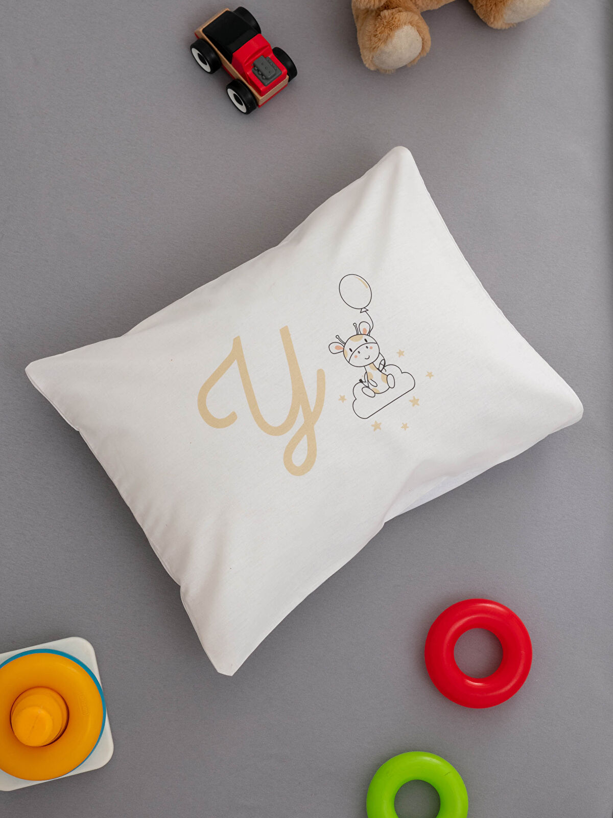 Y Harfi Baskılı Bebek Yastık Kılıfı 35x45 Cm Y Harfi Baskılı Bebek Yastık Kılıfı 35x45 Cm