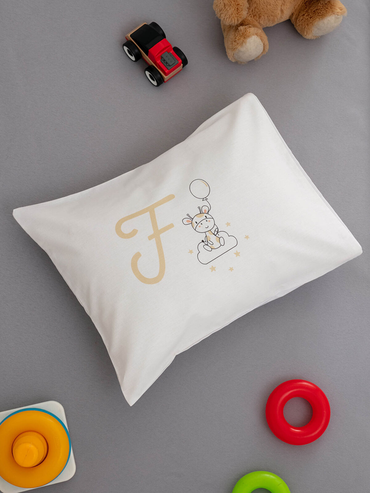 F Harfi Baskılı Bebek Yastık Kılıfı 35x45 Cm