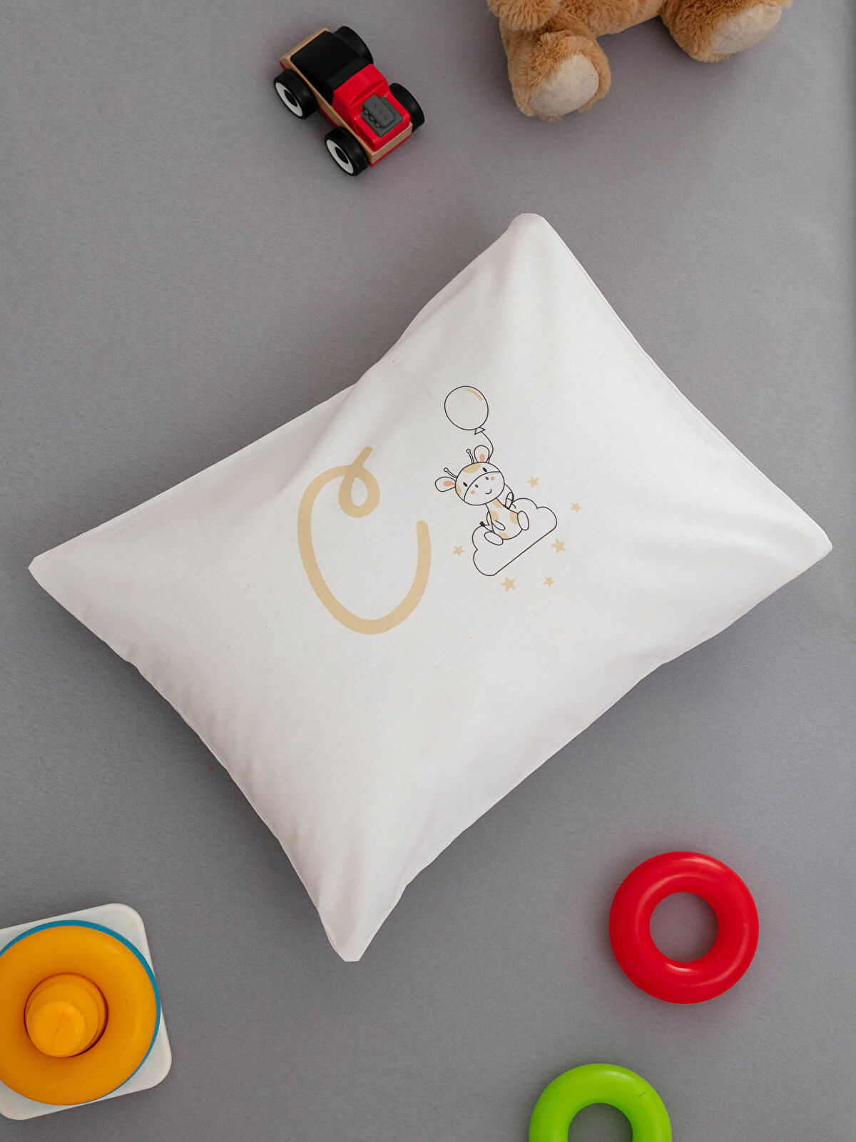C Harfi Baskılı Bebek Yastık Kılıfı 35x45 Cm