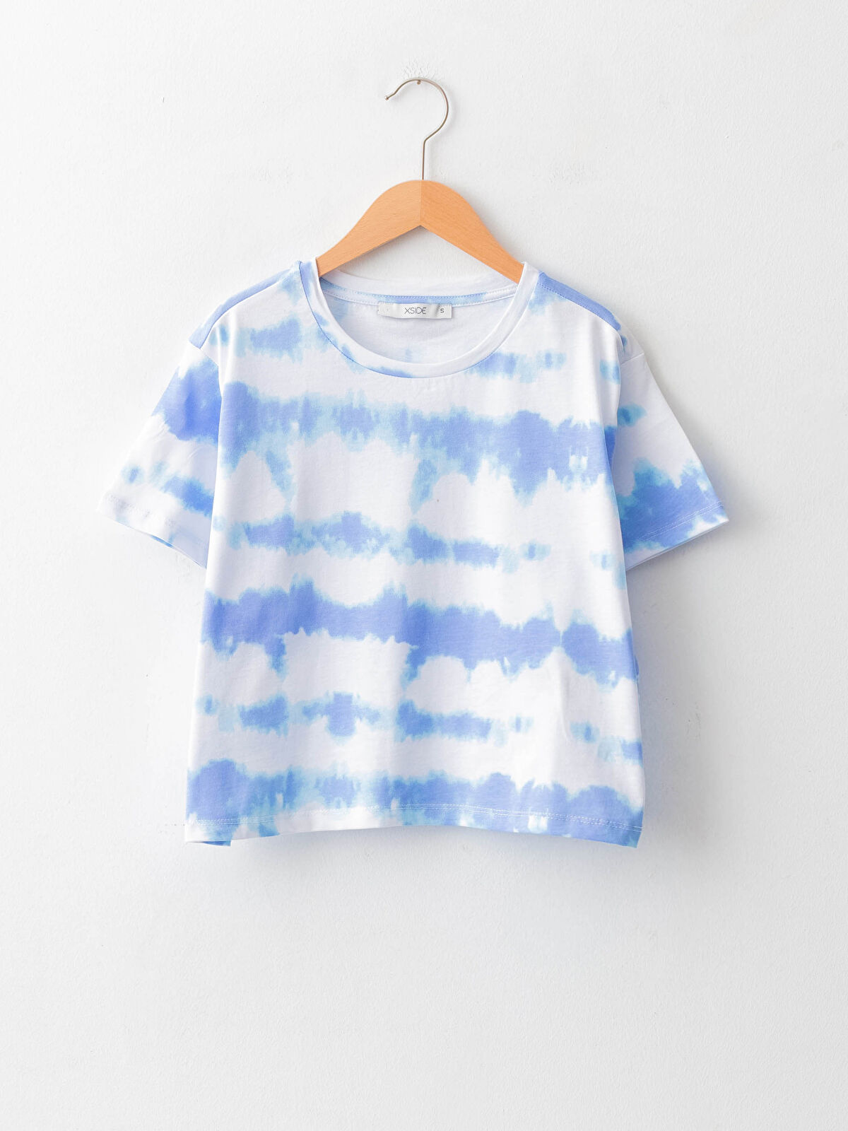 XSIDE Bisiklet Yaka Batik Desenli Kısa Kollu Pamuklu Crop Kadın Tişört XSIDE Bisiklet Yaka Batik Desenli Kısa Kollu Pamuklu Crop Kadın Tişört