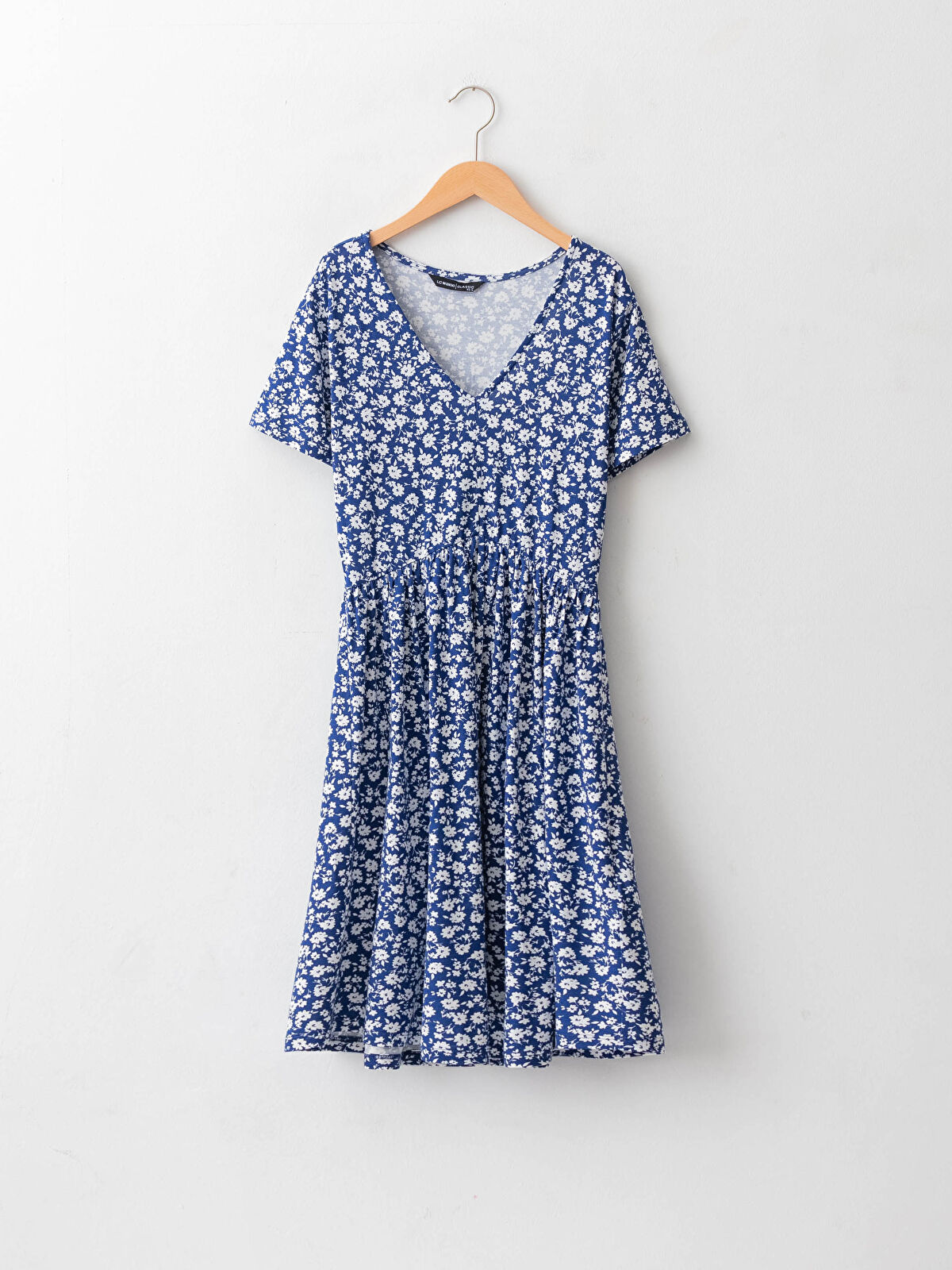 LCW CLASSIC V Yaka Puantiyeli Kısa Kollu Viskon Kadın Elbise