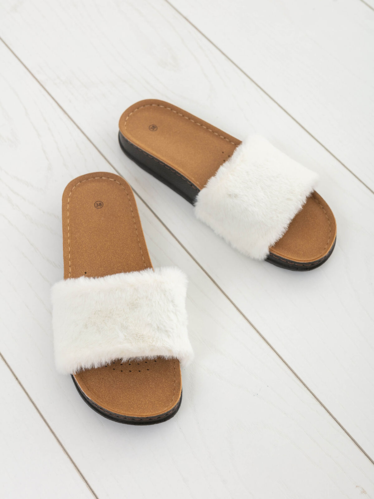 Tek Bantlı Pelüş Kadın Ev Terliği