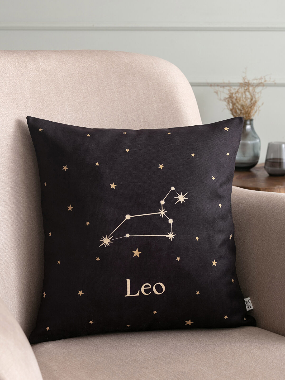 Aslan Burç Desenli Kırlent Kılıfı 45x45 Cm Aslan Burç Desenli Kırlent Kılıfı 45x45 Cm