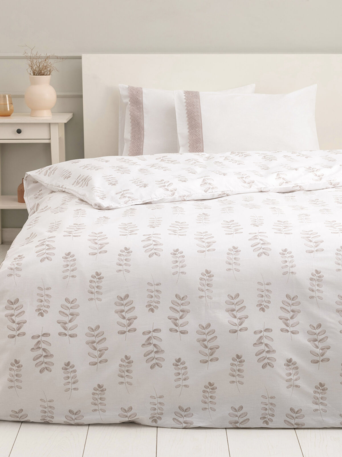 Çift Kişilik Pamuklu Desenli Dantel Detaylı Nevresim Takımı Çift Kişilik Pamuklu Desenli Dantel Detaylı Nevresim Takımı