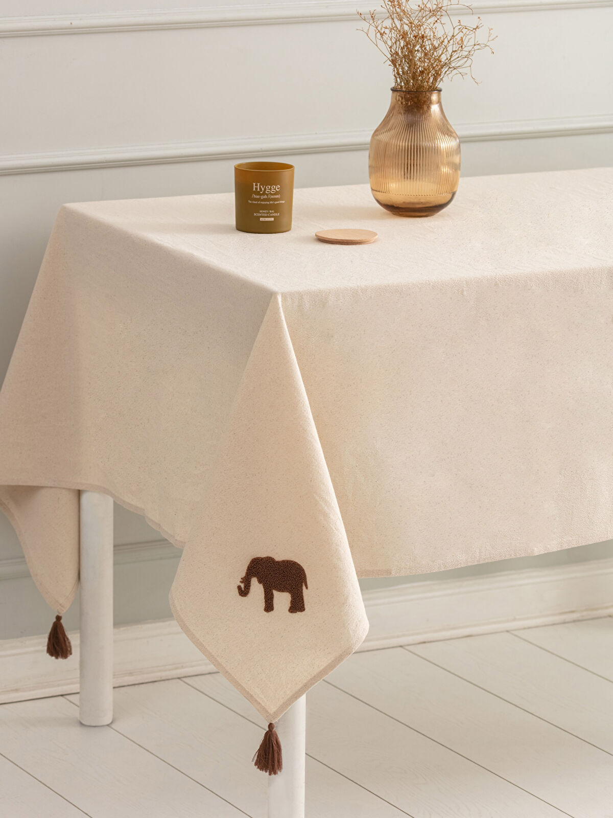 Nakış ve Püskül Detaylı Buldan Masa Örtüsü 150x150 Cm Nakış ve Püskül Detaylı Buldan Masa Örtüsü 150x150 Cm