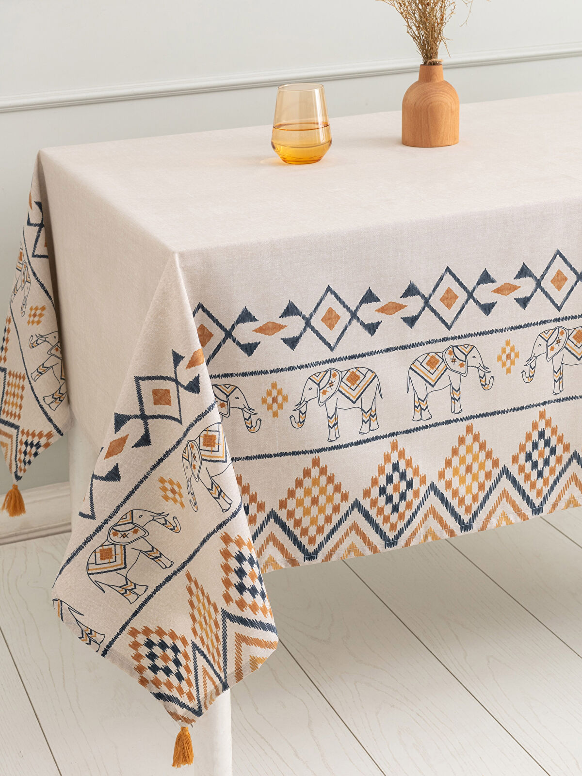 Desenli Püskül Detaylı Masa Örtüsü