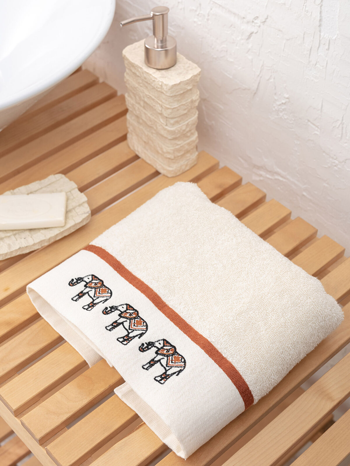 Fil Nakışlı Jakarlı Yüz Havlusu 50x80 Cm