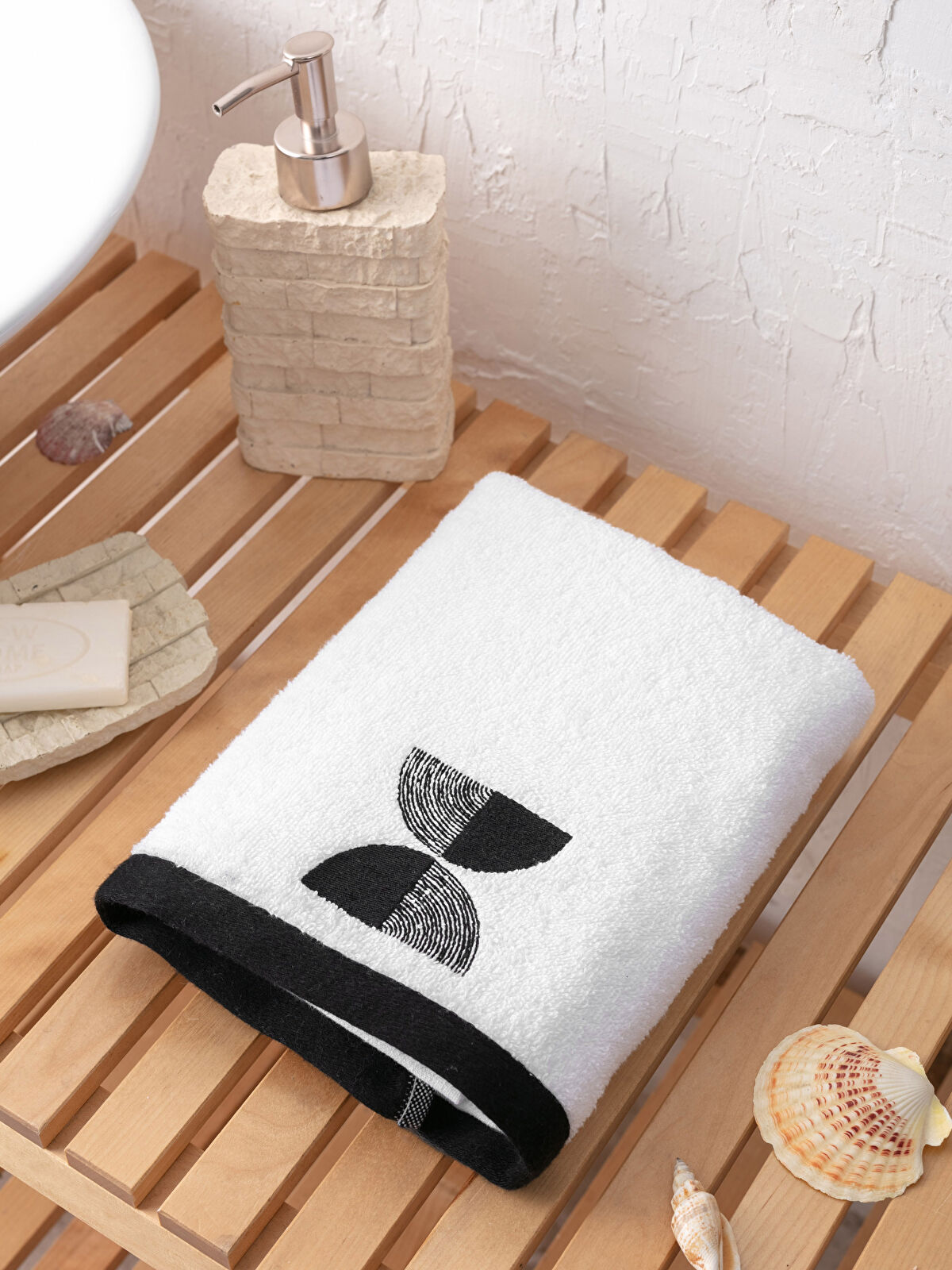 Nakış Detaylı Bukle Yüz Havlusu 50x80 Cm