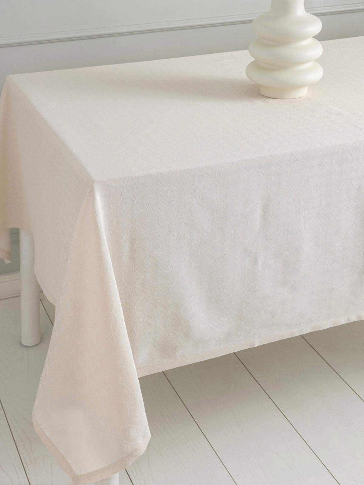 Kendinden Desenli Masa Örtüsü 150x250 Cm