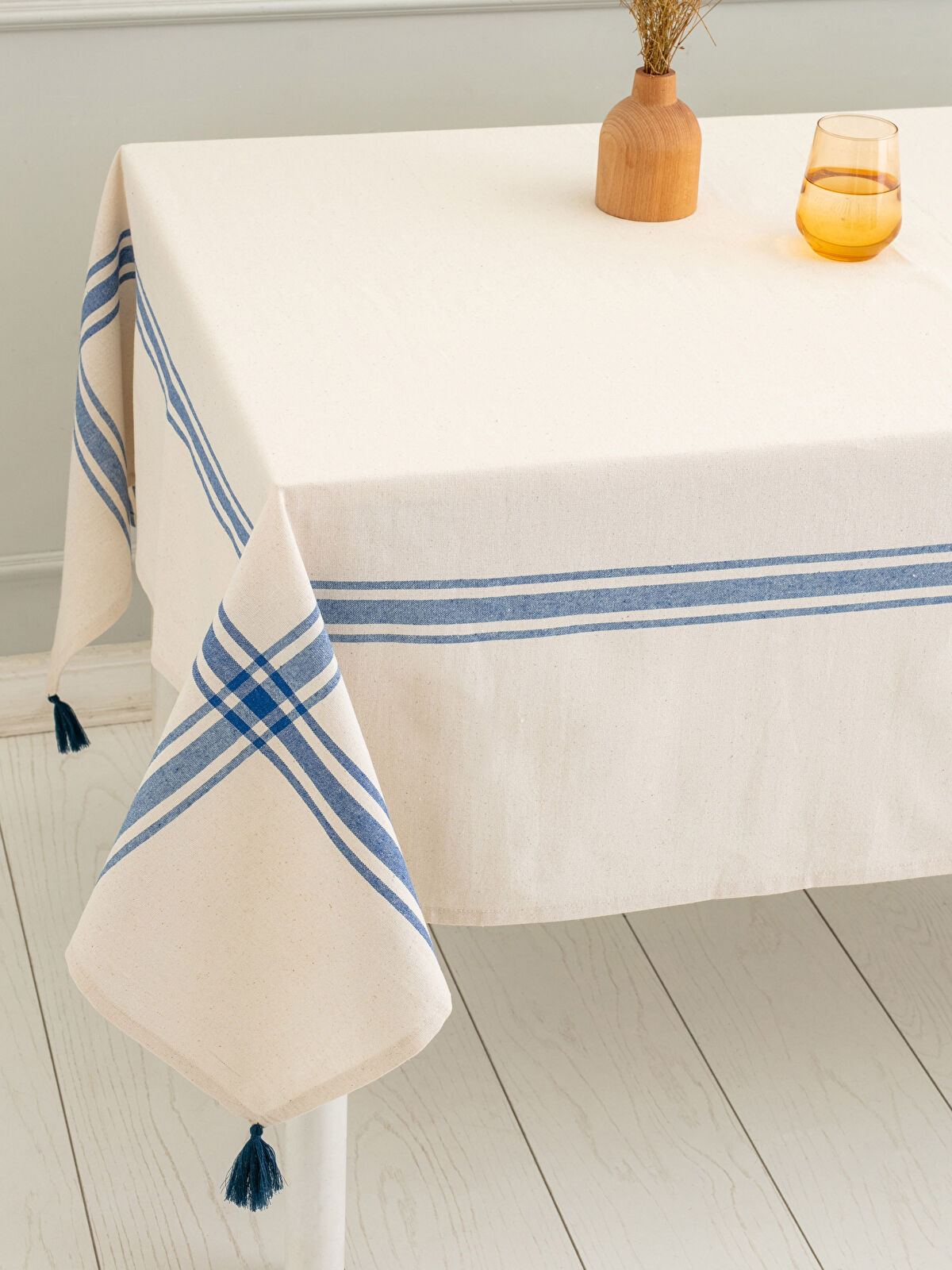 Çizgili Püskül Detaylı Masa Örtüsü 150x200 Cm