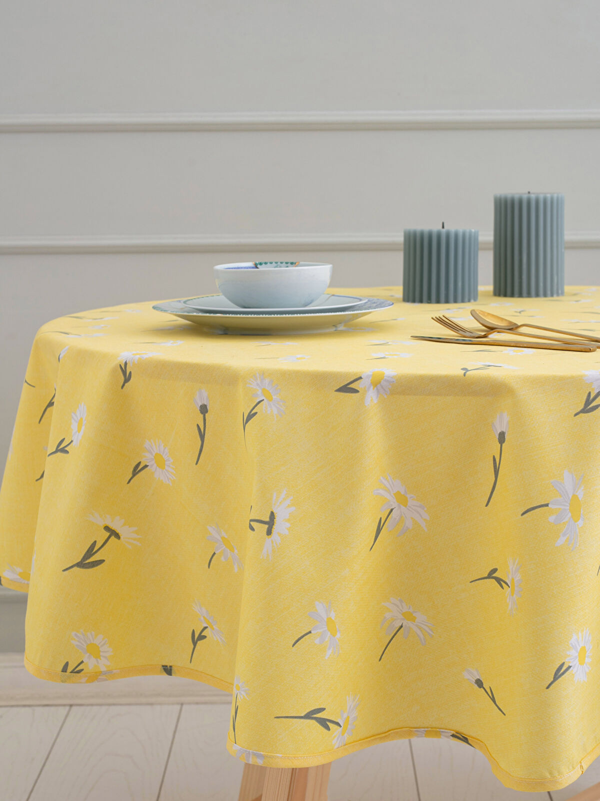 Papatya Desenli Masa Örtüsü 150x150 Cm