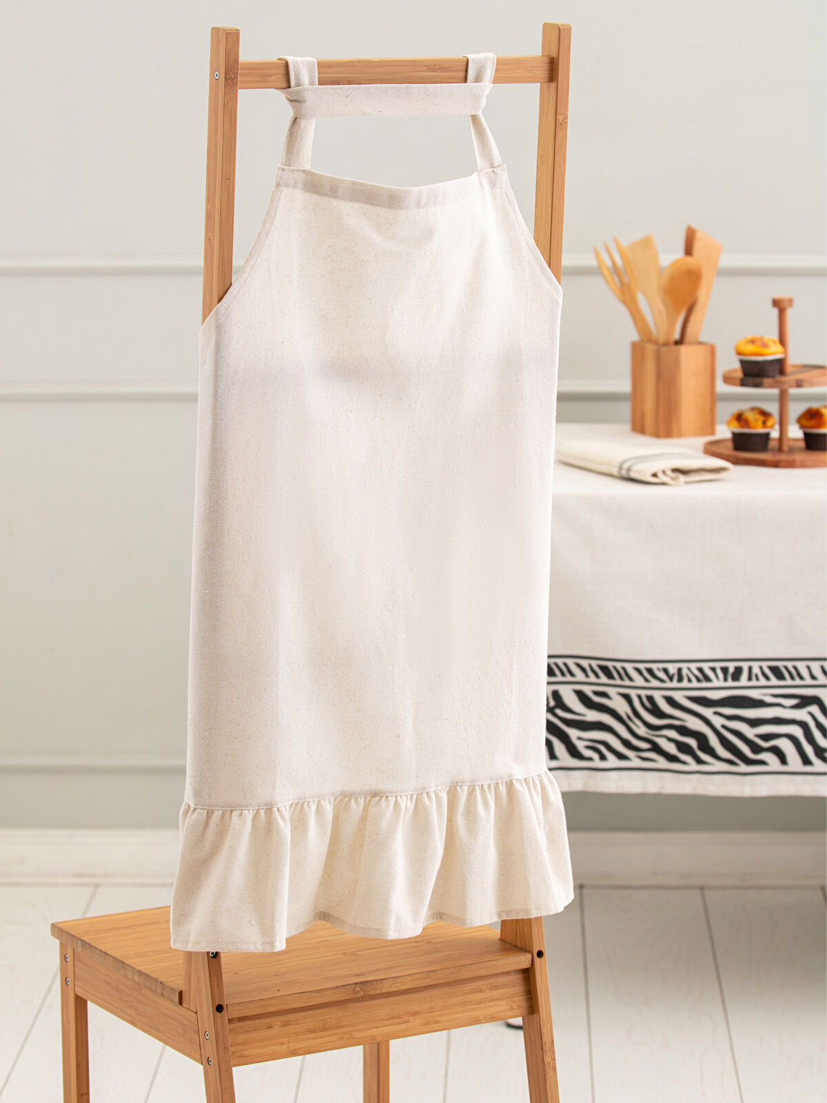 Düz Fırfır Detaylı Mutfak Önlüğü