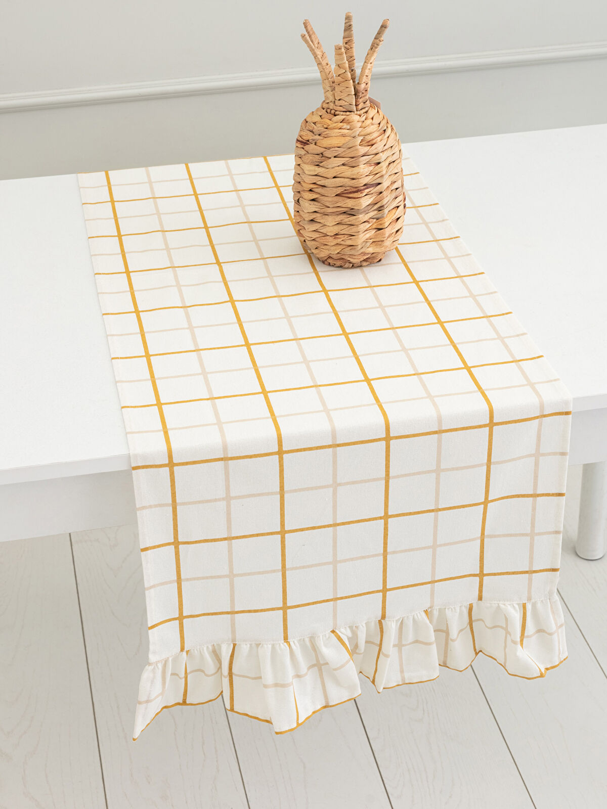 Geometrik Desenli Fırfır Detaylı Runner 45x150 Cm Geometrik Desenli Fırfır Detaylı Runner 45x150 Cm